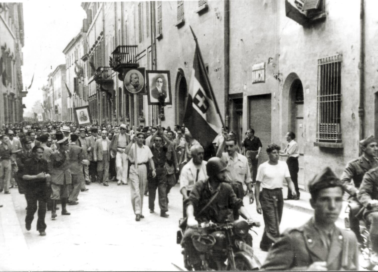 El extraño final de Mussolini, hace 80 años. Gentile inédito - El Grand ...