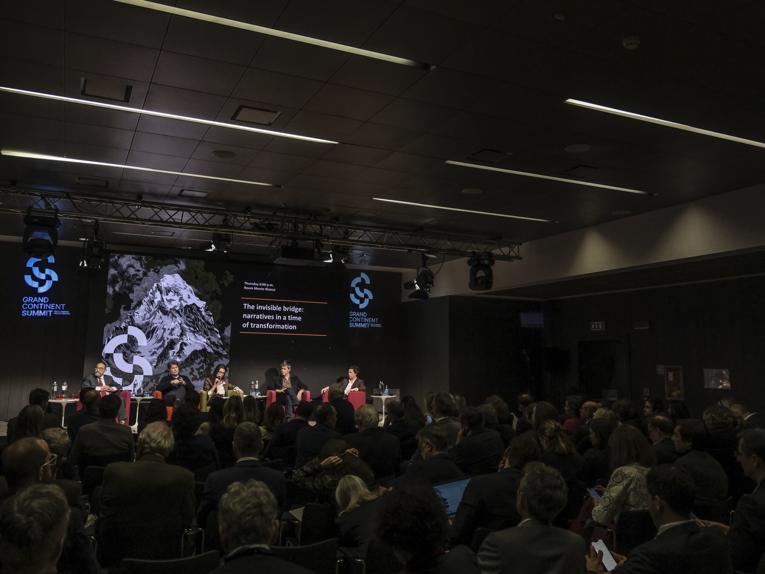 «Construye un puente invisible», una conversación con Emmanuel Carrère ...